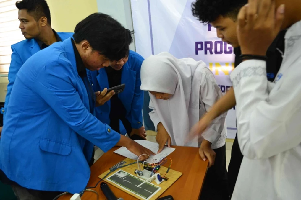 Membangun Kreativitas Siswa Melalui Proyek Elektronika di SMK